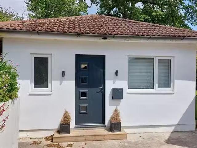 Deal! 1 BA 2 bedroom Detached House to rent, Downs Road, Hasti.