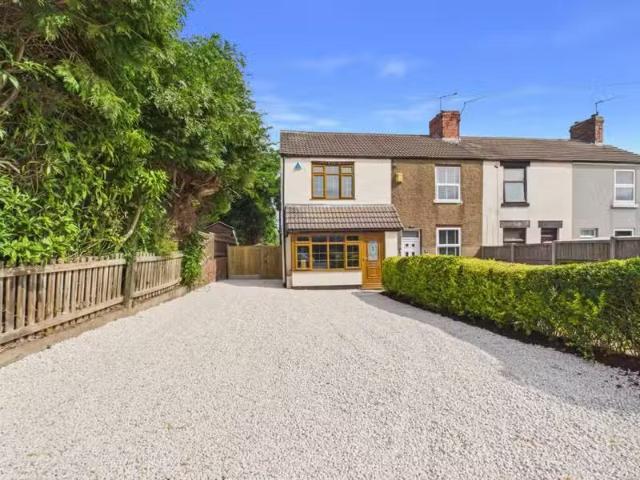 New 1 BA 2 bedroom end of terrace house for rent in The Common.