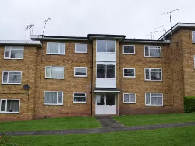 Just in! 1 BA 2 bedroom flat for rent in 47 Simon Close, Nunea.