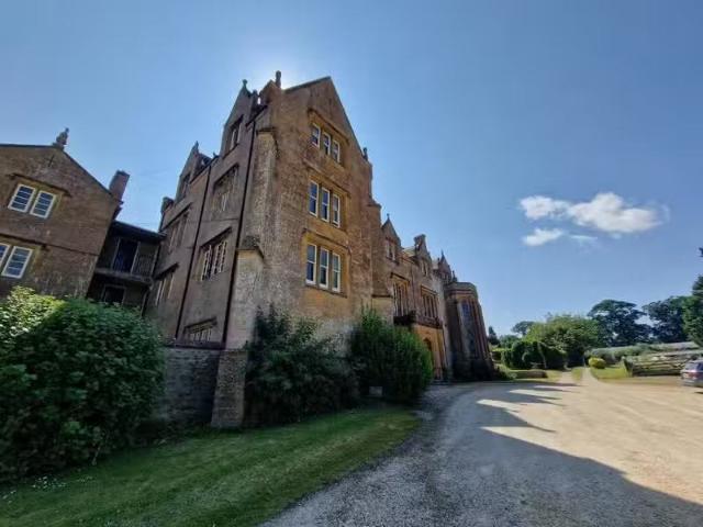 Just in! 1 BA 2 bedroom flat for rent in Coker House, East Cok.
