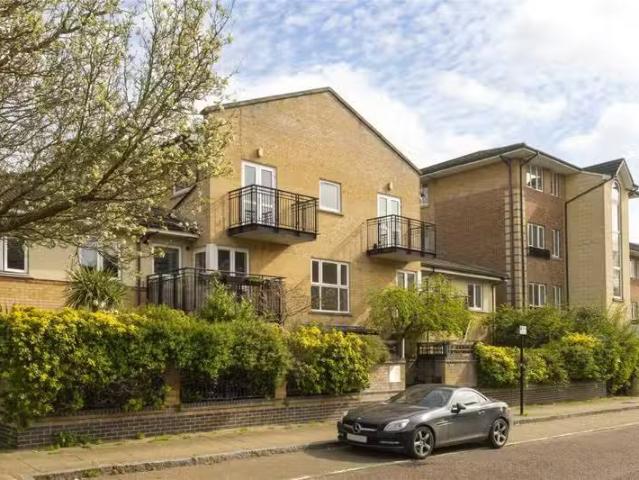 Charming 1 BA 2 bedroom flat for rent in Celandine Drive, Lond.