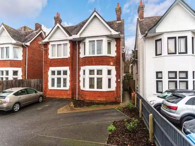 Just in! 1 BA 2 bedroom flat for rent in Church Road, Parkston.