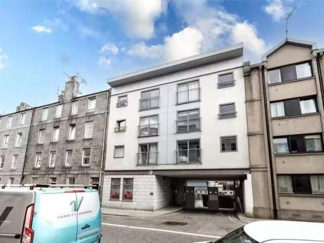 Nice 1 BA 2 bedroom flat for rent in Charlotte Street, Aberdee.