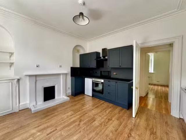 Just in! 1 BA 2 bedroom flat for rent in Chestnut Row, Aberdee.