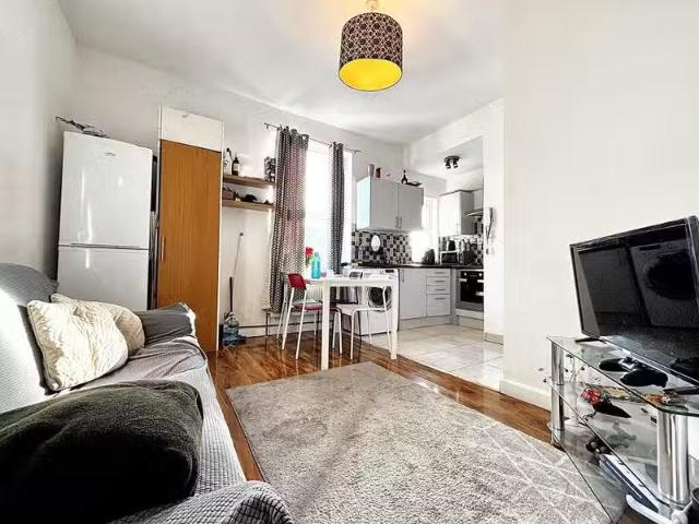 For Rent! 1 BA 2 bedroom flat for rent in City Road, Bristol.