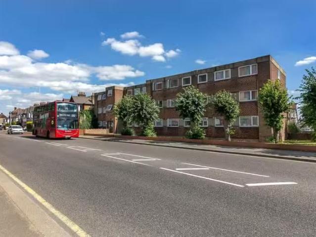 Cozy 1 BA 2 bedroom flat for rent in Cranbrook Road, IG6 1HN.