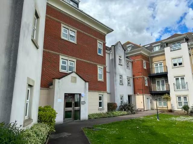 Just in! 1 BA 2 bedroom flat for rent in Critchley Avenue, Dar.