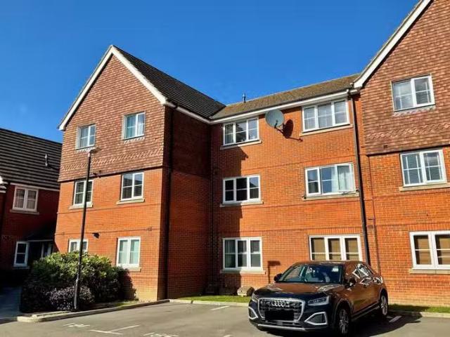 Just in! 1 BA 2 bedroom flat for rent in Ardent Road, Whitfiel.