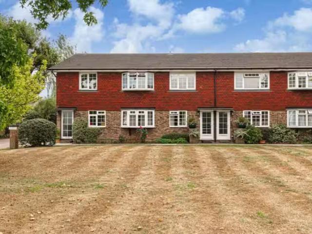 Nice 1 BA 2 bedroom flat for rent in Barnett Wood Lane, Ashtea.