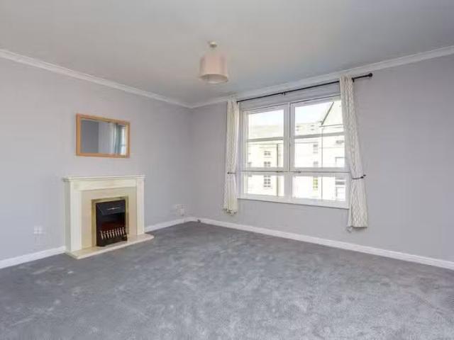 Charming 1 BA 2 bedroom flat for rent in Blandfield, Edinburgh.