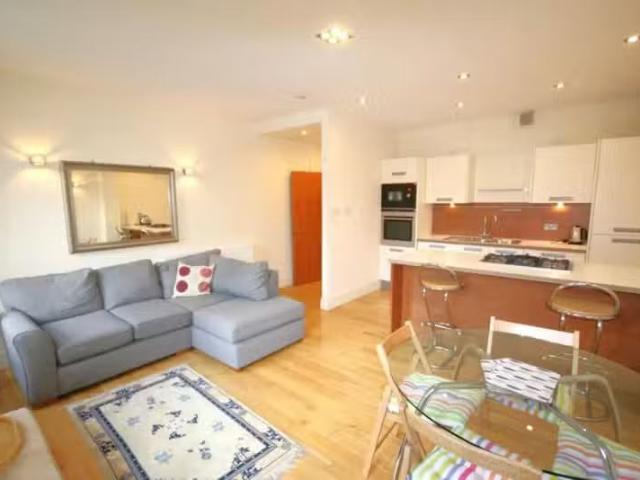 Unique 1 BA 2 bedroom flat for rent in Brunswick Street, Hills.
