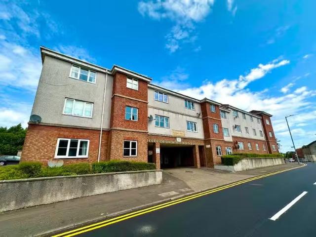 Deal! 1 BA 2 bedroom flat for rent in Breval Court, Bailliesto.