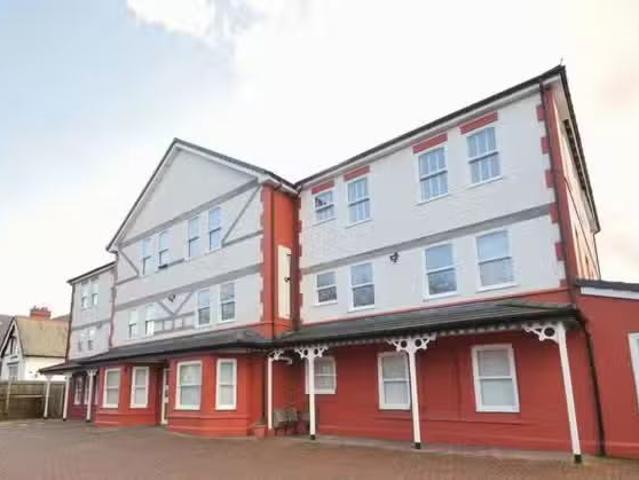 Just in! 1 BA 2 bedroom flat for rent in Grove Road, Wallasey.