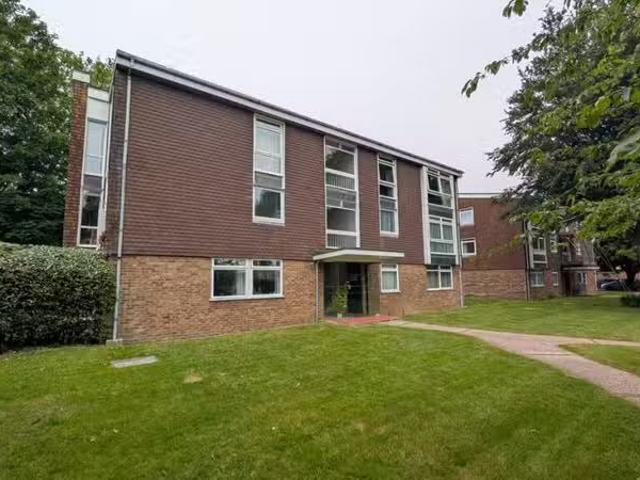 Cozy 1 BA 2 bedroom flat for rent in Dorchester Gardens, Worth.
