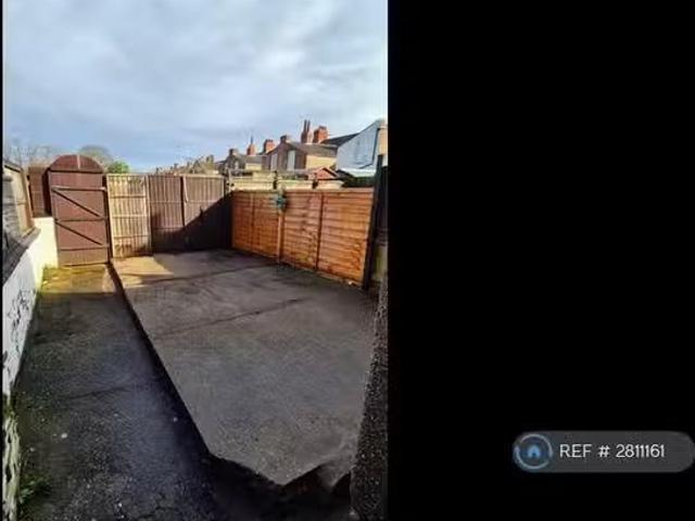 For Rent! 1 BA 2 bedroom flat for rent in Farebrother St, Grim.