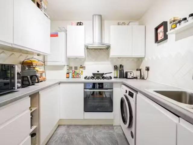 Cheap 1 BA 2 bedroom flat for rent in Hewison Street, Bow, Lon.
