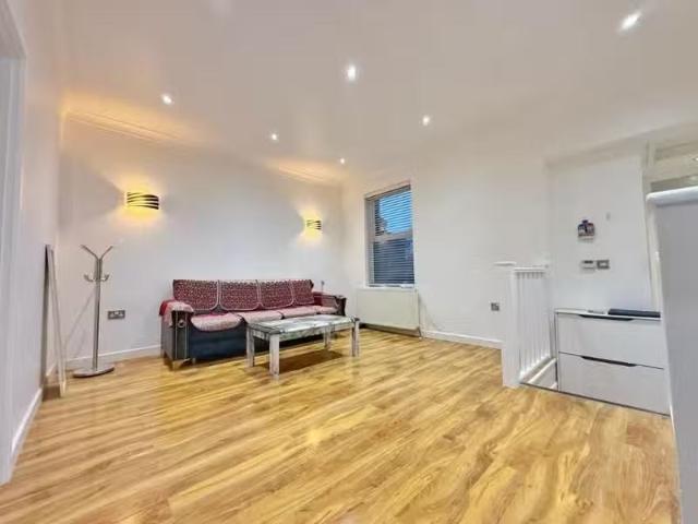 Deal! 1 BA 2 bedroom flat for rent in High Street South, Londo.