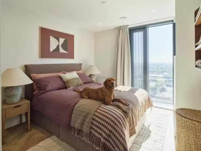 Nice 1 BA 2 bedroom flat for rent in One Eastside, 1 James Wat.