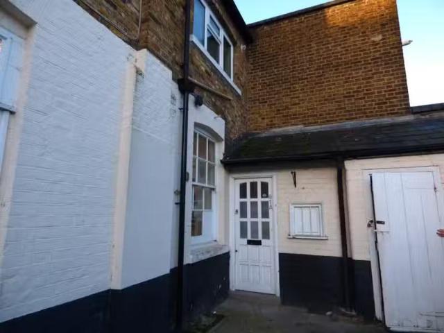 Cozy 1 BA 2 bedroom flat for rent in Ongar Road, Brentwood, CM15