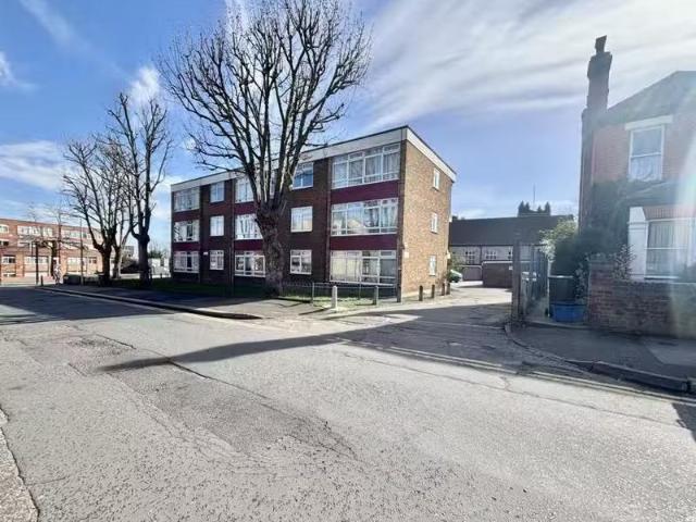 Deal! 1 BA 2 bedroom flat for rent in Lindal Court, Chelmsford.