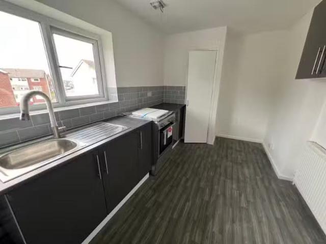 Cozy 1 BA 2 bedroom flat for rent in Lindsay Court, New Road.