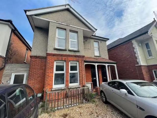 Cheap 1 BA 2 bedroom flat for rent in Maxwell Road, Charminste.