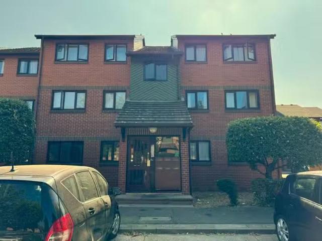 Nice 1 BA 2 bedroom flat for rent in Maltby Drive, Enfield, EN1