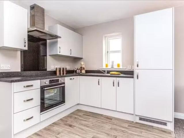 Just in! 1 BA 2 bedroom flat for rent in Marsden Cross, Higher.