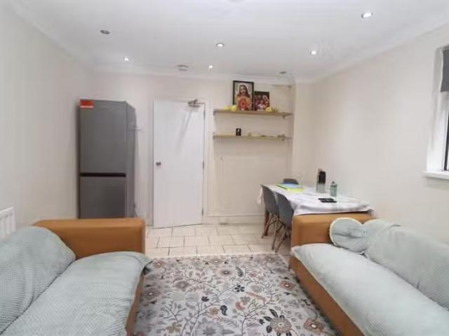 For Rent! 1 BA 2 bedroom flat for rent in North Road, Whitchur.