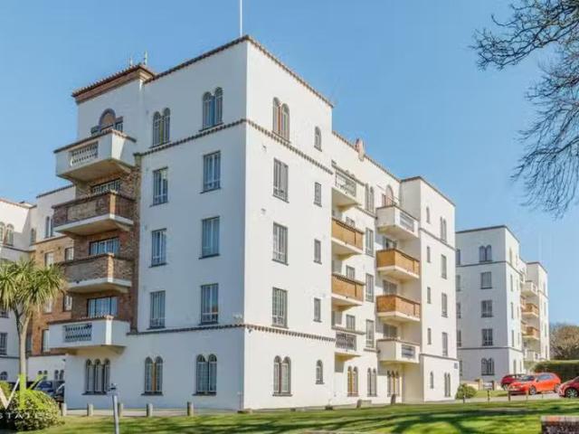Just in! 1 BA 2 bedroom flat for rent in Sea Road, San Remo To.