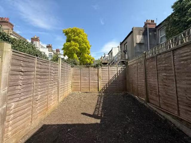 Unique 1 BA 2 bedroom flat for rent in Shanklin Road, Brighton.