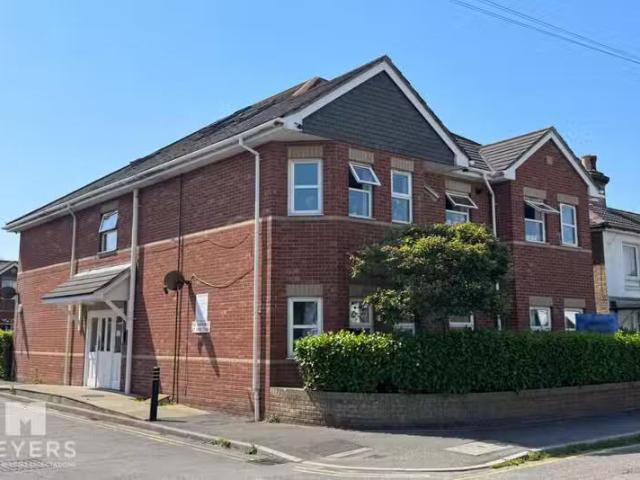 Just in! 1 BA 2 bedroom flat for rent in Shelley Road East, Bo.