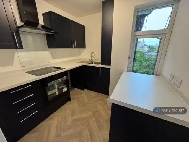 Just in! 1 BA 2 bedroom flat for rent in Sidney Street, Folkes.