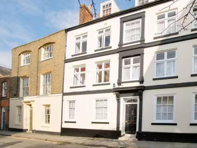 Cheap 1 BA 2 bedroom flat for rent in St. Alphege Lane, Canter.