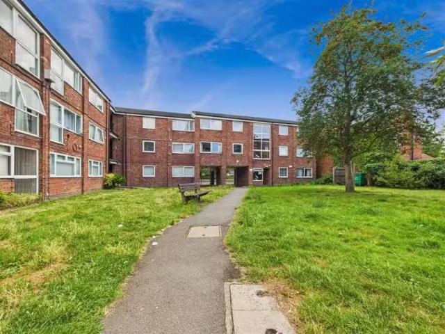 Just in! 1 BA 2 bedroom flat for rent in Stoneleigh Court, Cot.