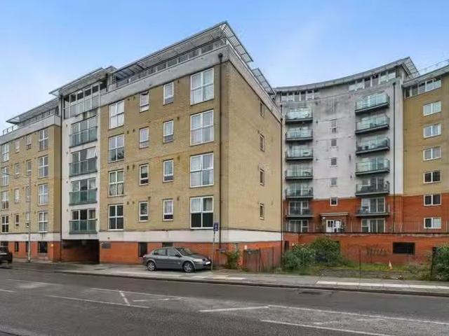 Deal! 1 BA 2 bedroom flat for rent in Pooleys Yard, Centrums C.