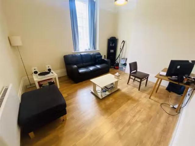 Rental! 1 BA 2 bedroom flat for rent in Park Street, Bristol.