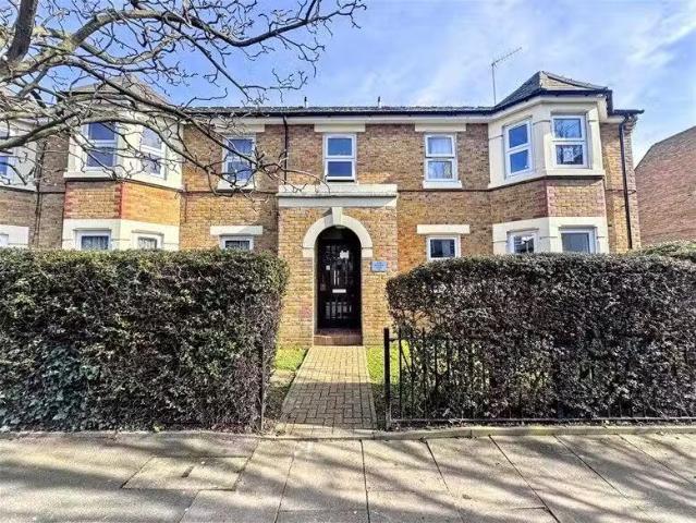 Cheap 1 BA 2 bedroom flat for rent in Parkland Court, Stratfor.