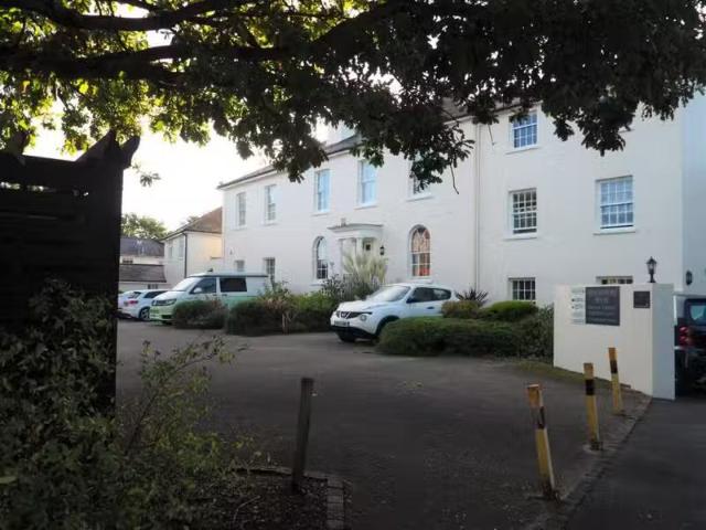 Charming 1 BA 2 bedroom flat for rent in Purewell, Christchurc.
