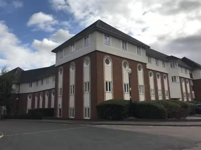 Rental! 1 BA 2 bedroom flat for rent in Walsingham Close, Hatf.