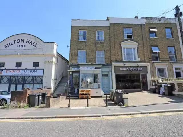 Cheap 1 BA 2 bedroom flat for rent in Windmill Street, Gravese.