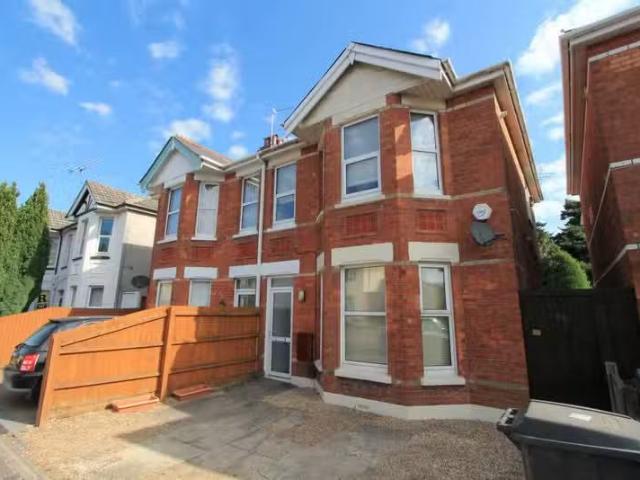 Cheap 1 BA 2 bedroom flat for rent in Talbot Road,, Bouremout.