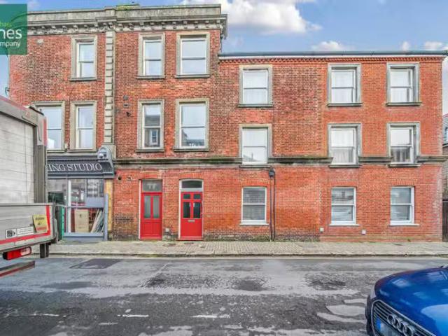 Just in! 1 BA 2 bedroom flat for rent in Thorn House, 38 Thorn.