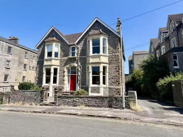 Just in! 1 BA 2 bedroom flat for rent in Victoria Road, Cleved.