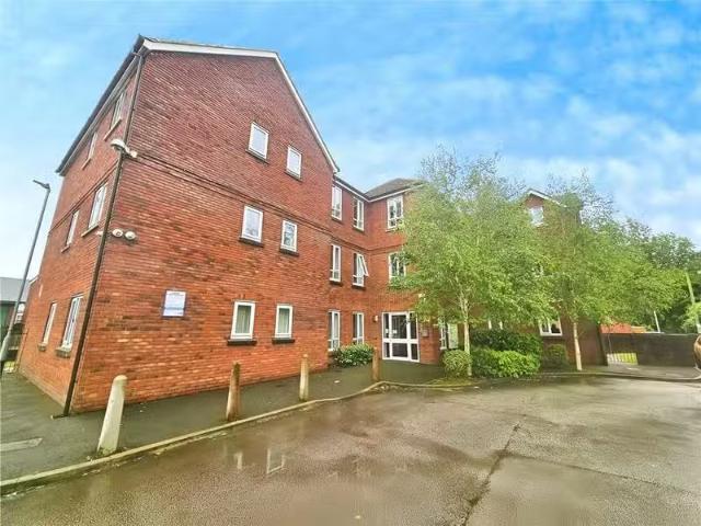 Charming 1 BA 2 bedroom Flat to rent, Bolton Road, Westhoughto.