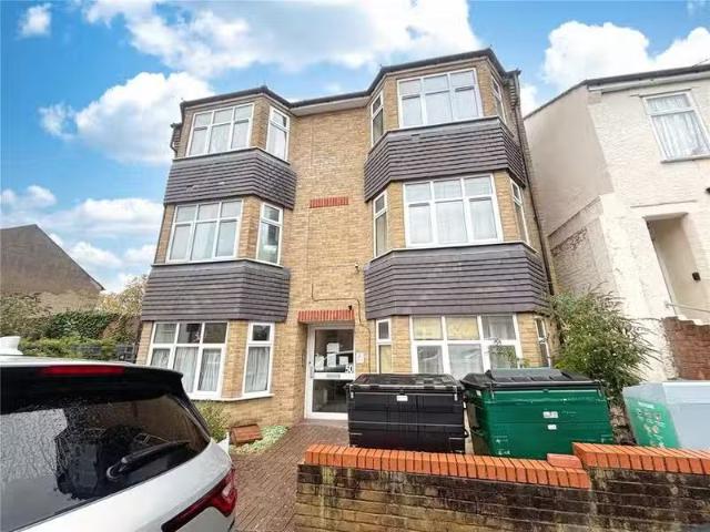 Charming 1 BA 2 bedroom Flat to rent, Byron Road, London, E17.