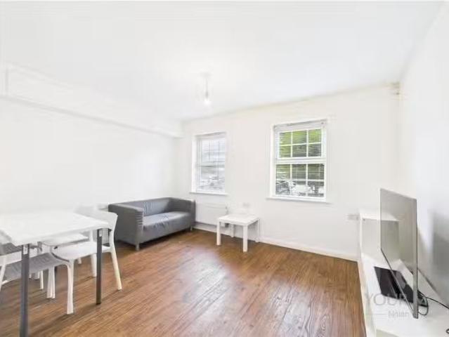 Just in! 1 BA 2 bedroom Flat to rent, Lion Court, Northampton.