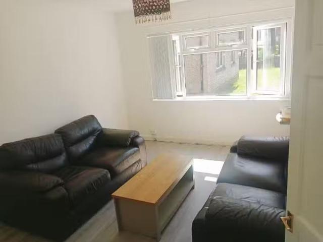 Just in! 1 BA 2 bedroom ground floor flat for rent in Heathwoo.