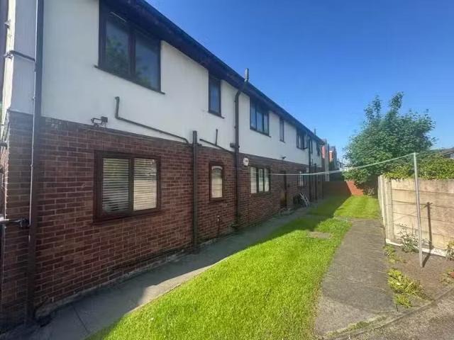 Cozy 1 BA 2 bedroom ground floor flat for rent in High Street.
