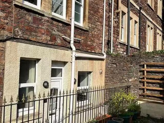Just in! 1 BA 2 bedroom ground floor flat for rent in Pembroke.